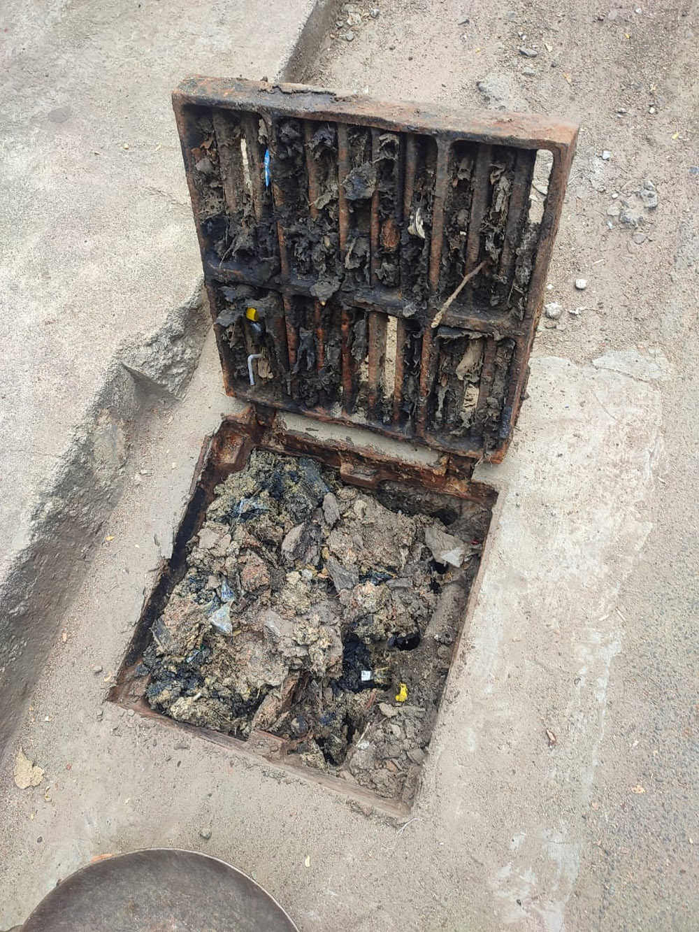 Cleaning up of Silt Catch Pits – Vallalar Colony